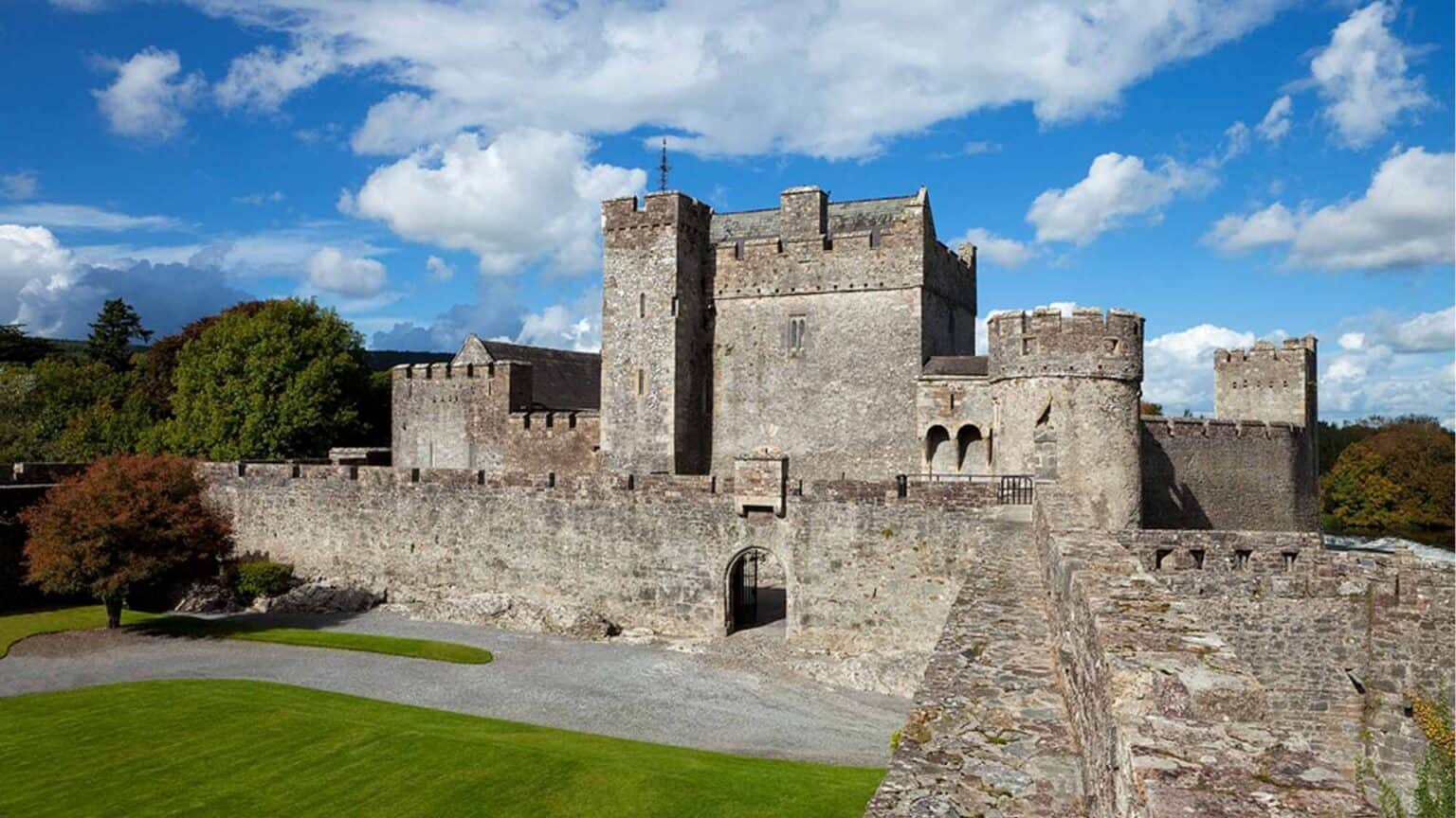 29 of the Best Castles in Ireland: Ruins, Forts & Hotels