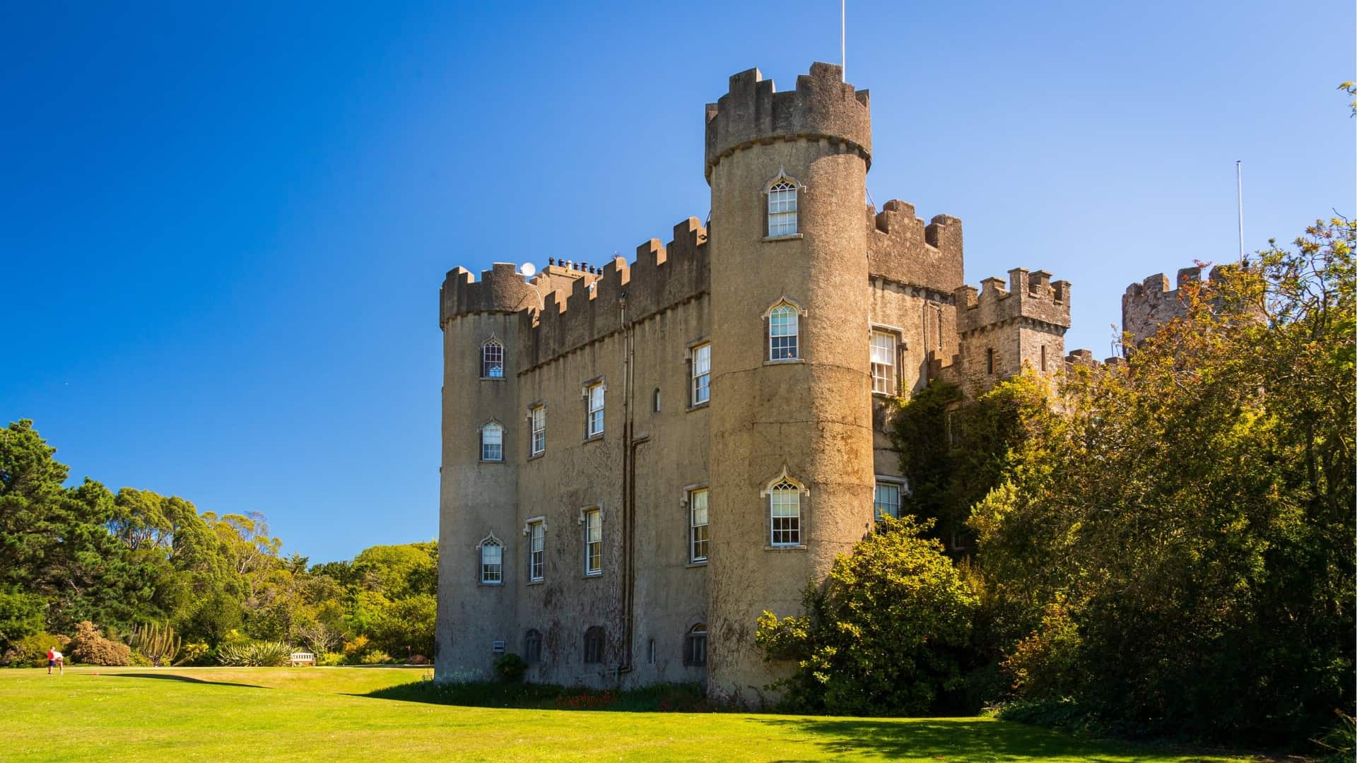 29 of the Best Castles in Ireland: Ruins, Forts & Hotels